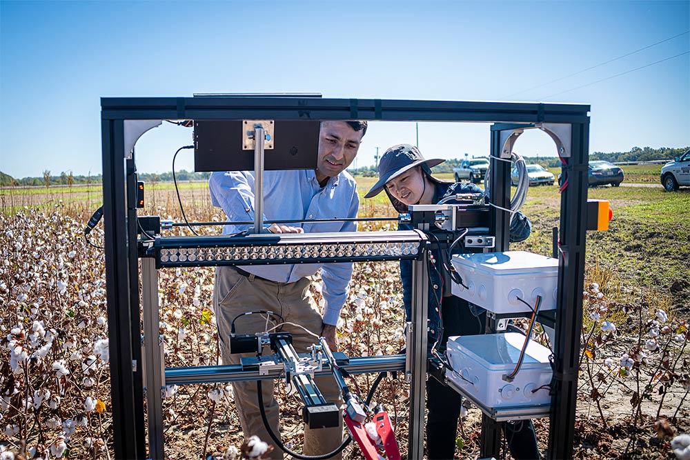 Dextrous robot arm improves cotton picking Dextrous robot arm improves cotton picking